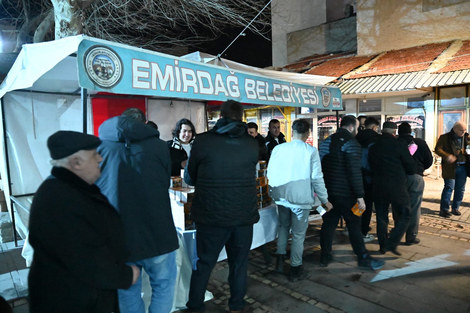 Emirdağ Belediyesi vatandaşlara kandil simidi ikram etti! - Afyon Haber ...