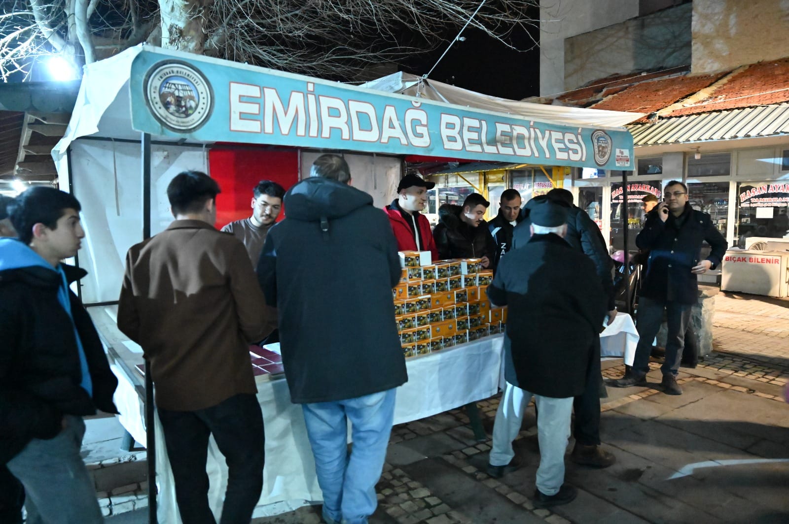 Emirdağ Belediyesi vatandaşlara kandil simidi ikram etti! - Afyon Haber ...